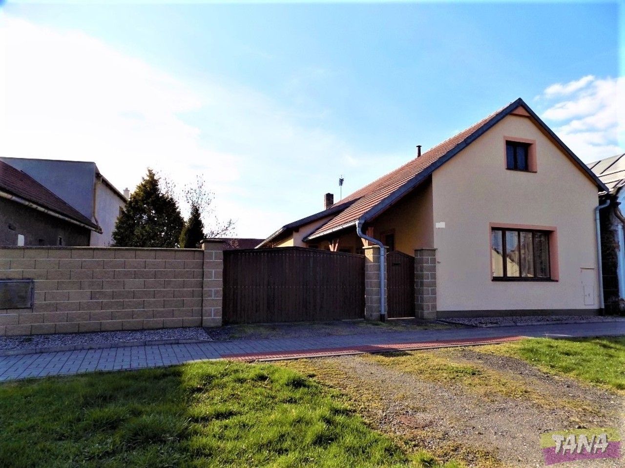 Prodej rodinný dům - Poděbradská, Vrbová Lhota, 329 m² | Realingo